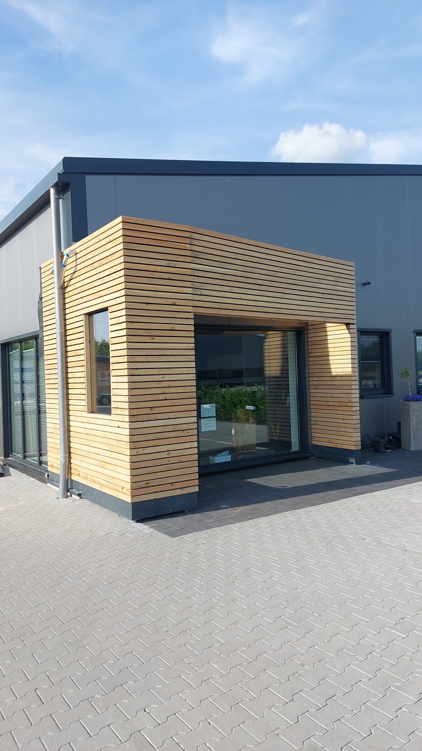Windfang am Unternehmenssitz – Wand und Decke Trockenbau